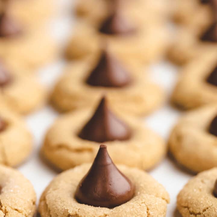 Valentine's Day Kiss Cookies - I Heart Eating